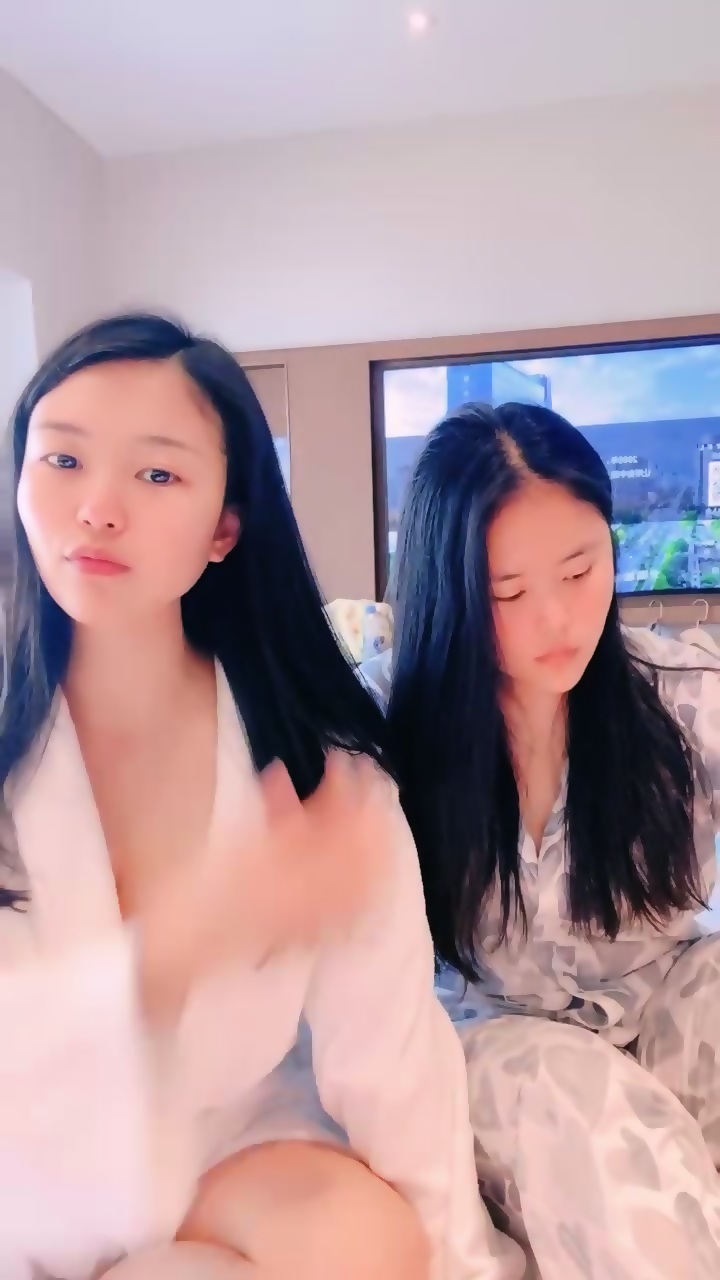 乳肥臀性感尤物!颜值美女的诱惑!撩下内衣露大奶 Eporner