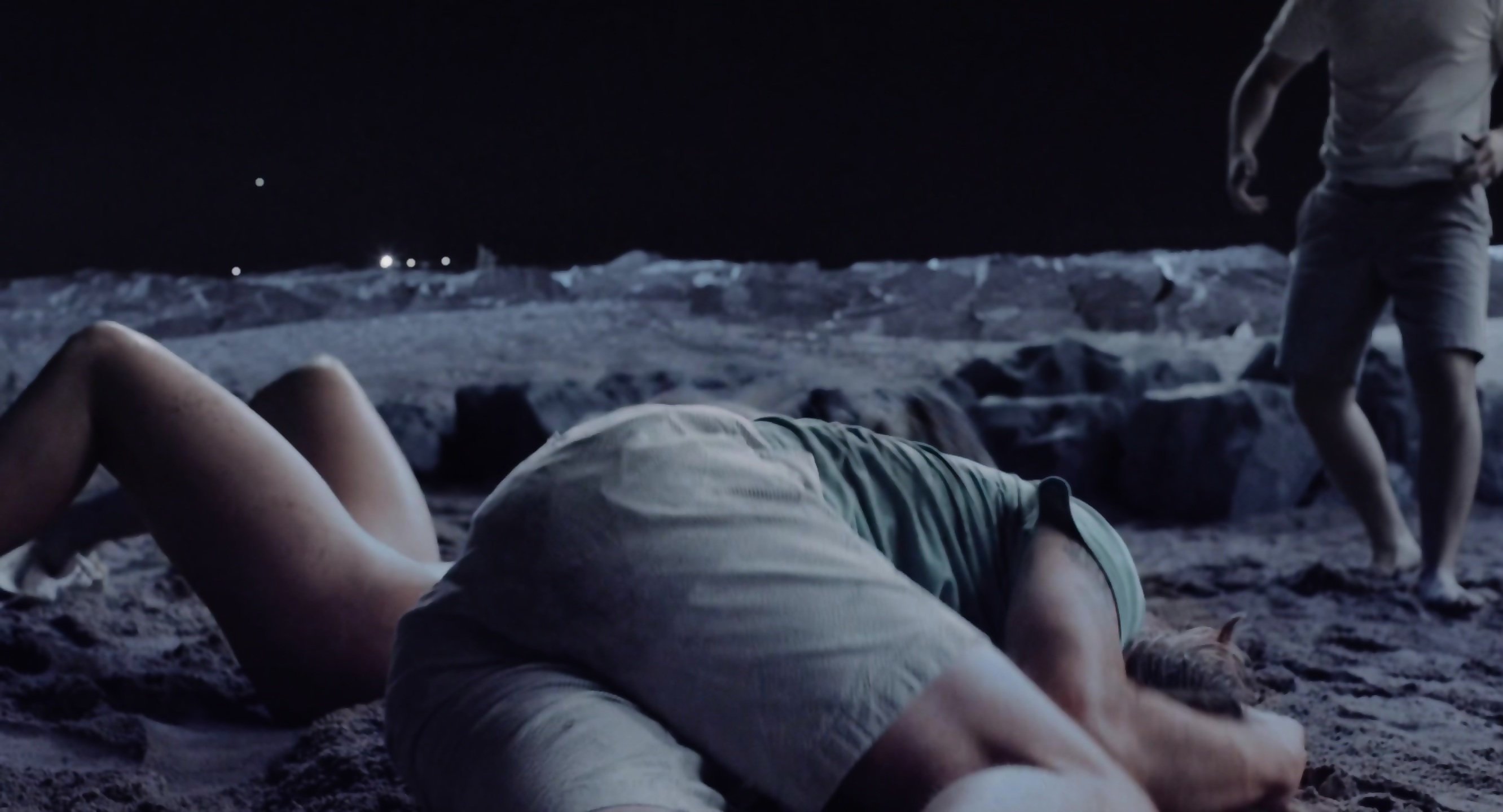 Superstar Hottie Goes Full Frontal During A Beach Brawl - EPORNER