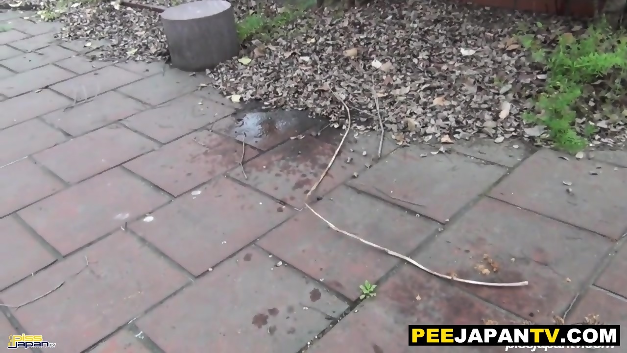 Amateur Asian Babes Peeing In Public - EPORNER