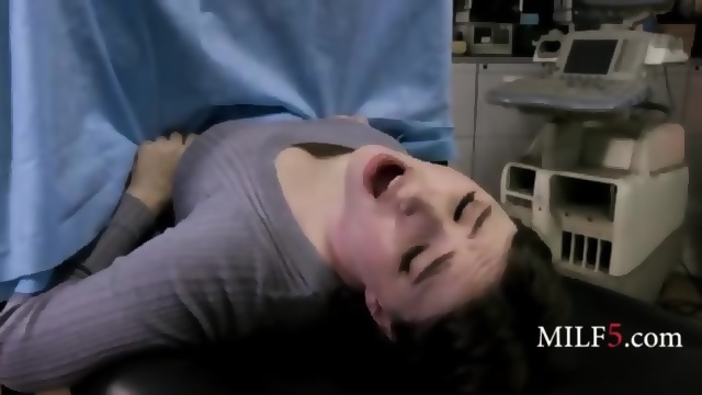 Sterile Husband Squirms When Doctor Offers His Sperm Eporner
