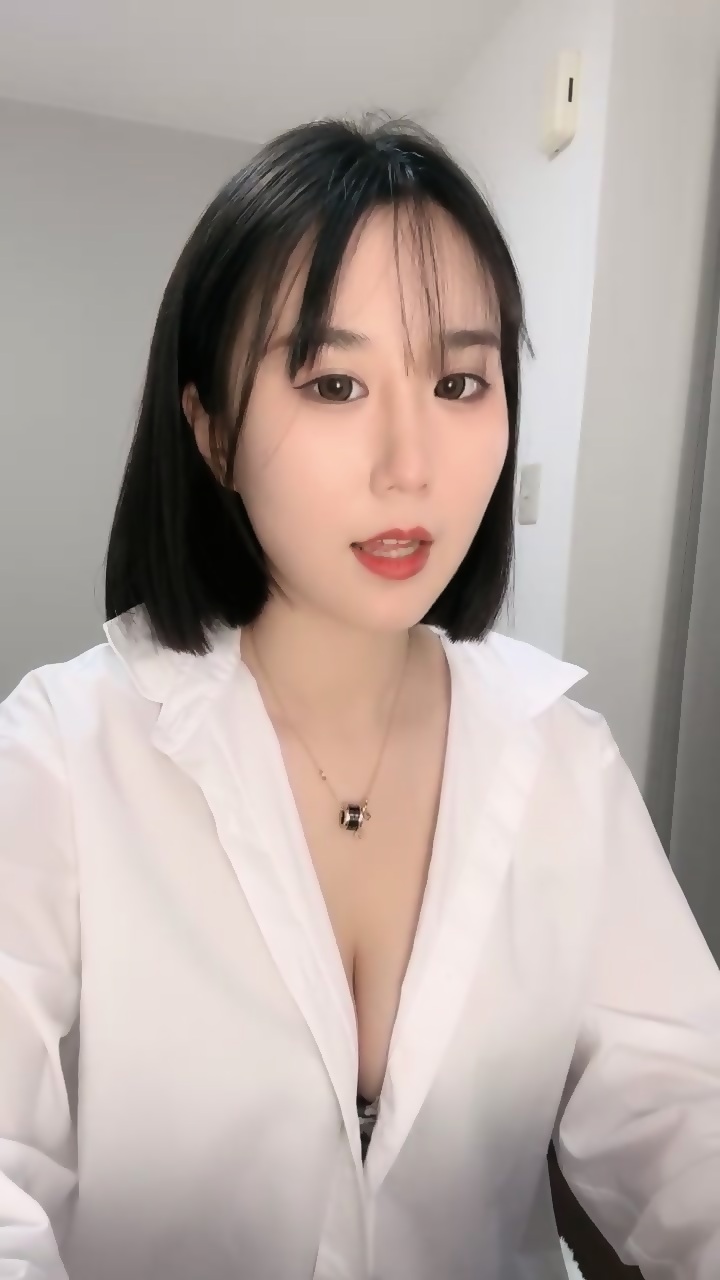 气质甜美 超高颜值短发美女 大姨妈刚走秀一波 性感衬衣掏出柔软奶子 Eporner