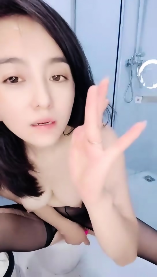【邱小姐】超骚御姐 骚舌美乳细腿丝袜道具跳蛋高潮喷水 8 Eporner