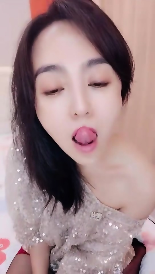 【邱小姐】超骚御姐 骚舌美乳细腿丝袜道具跳蛋高潮喷水 2 Eporner