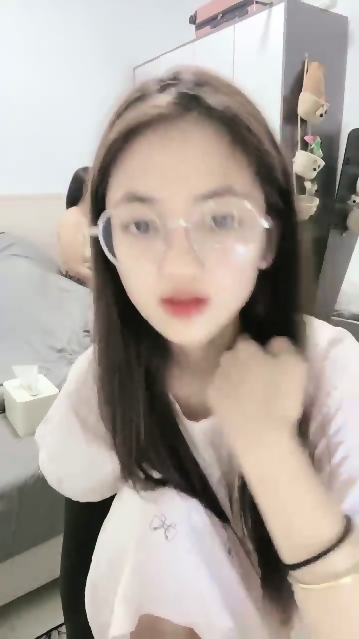 【风之少女】戴着眼镜的学生妹,生活不易下海大秀赚学费 2 Eporner