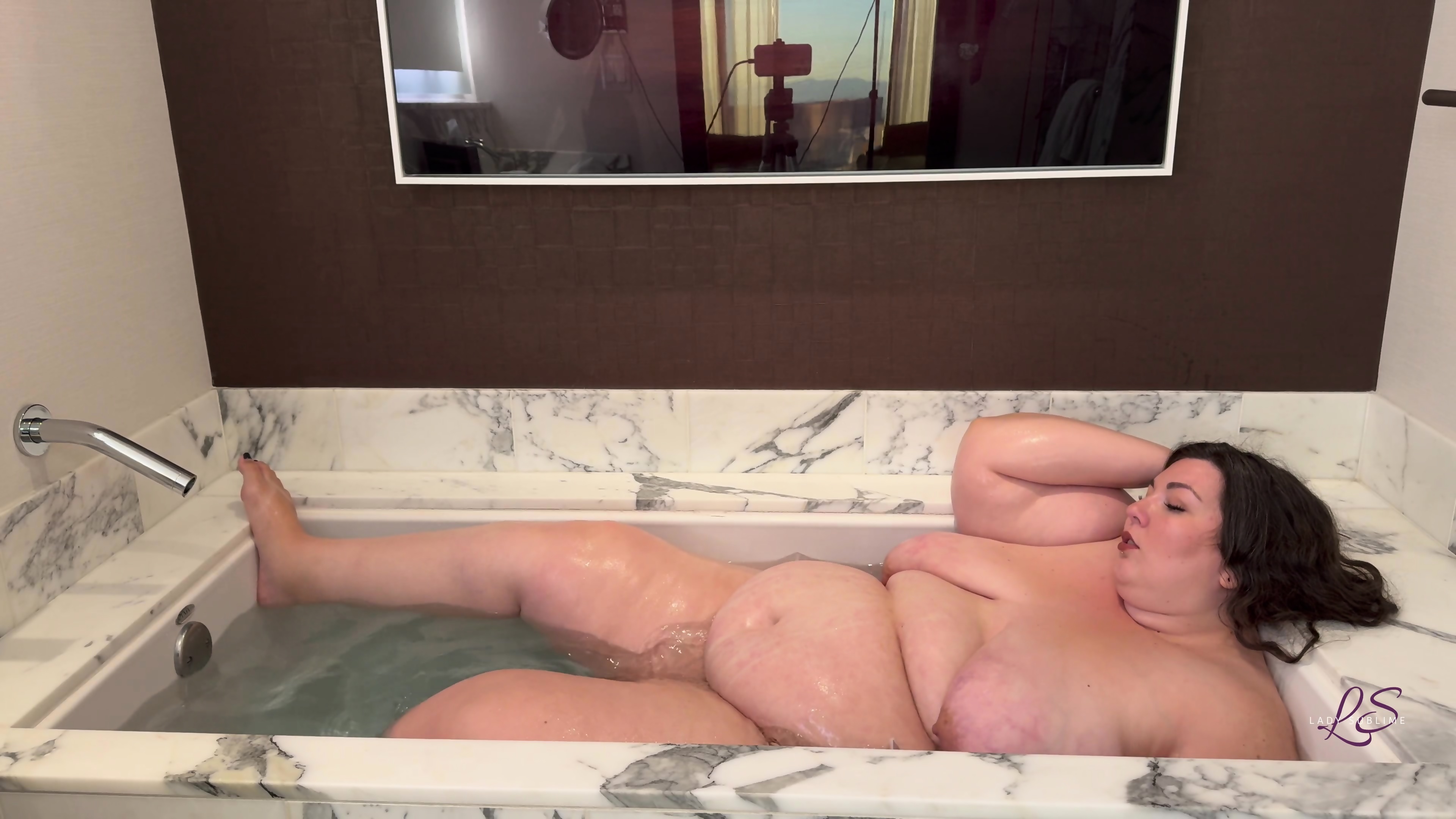 Soaps Herself In Bathtub Eporner