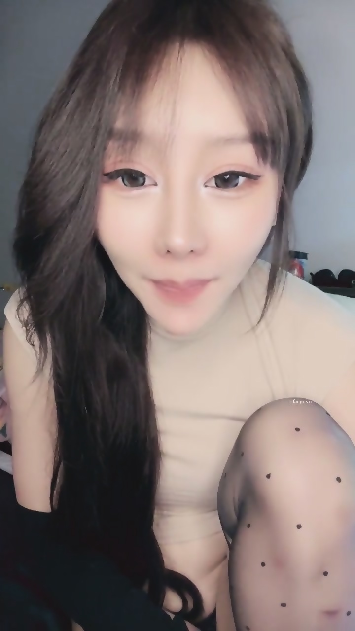 【私人尤物】九头身dj女神 抖奶骚舞掰穴自慰害我狂撸 1 Eporner