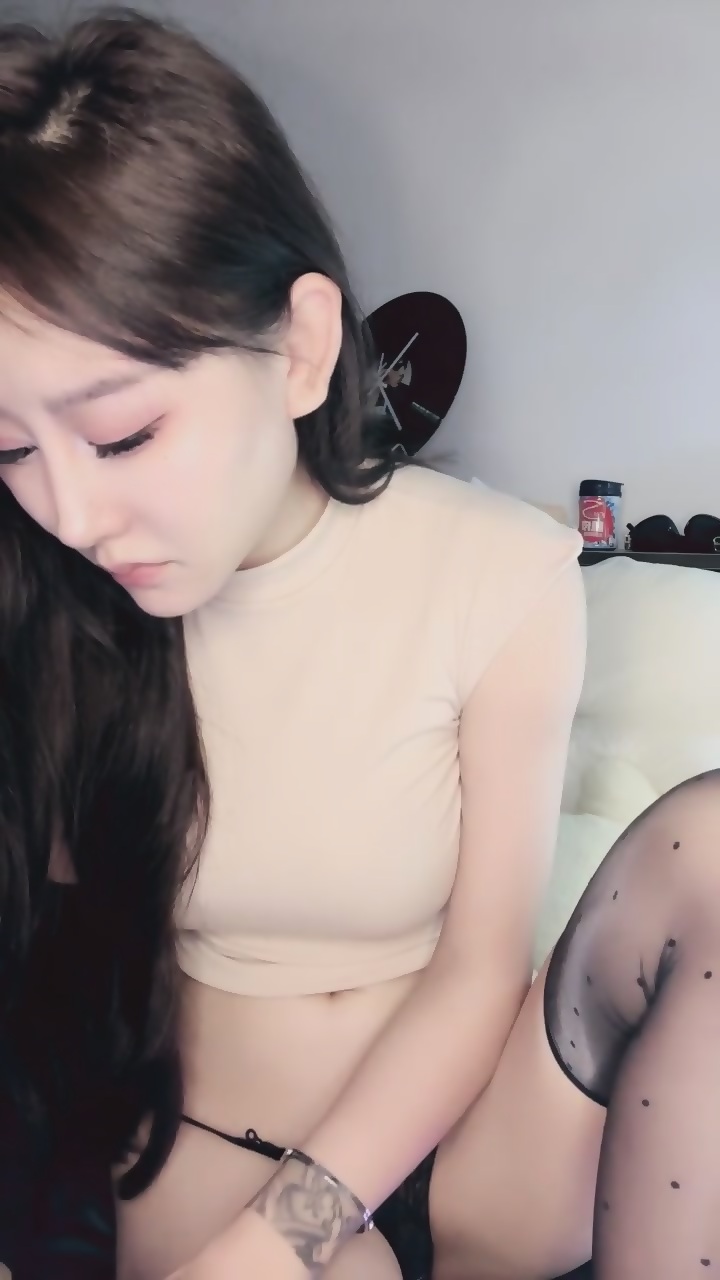 【私人尤物】九头身dj女神 抖奶骚舞掰穴自慰害我狂撸 1 Eporner