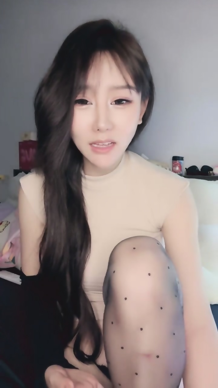 【私人尤物】九头身dj女神 抖奶骚舞掰穴自慰害我狂撸 1 Eporner