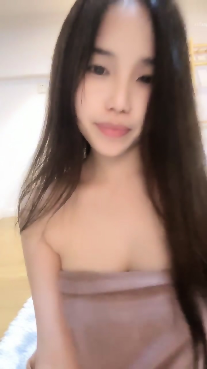 【甜奶昔】发育极好的性感白虎校花女神!道具自慰 高潮喷水 3 Eporner