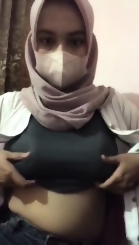 Zila Hijab Playing With His Tits (Maaa) - EPORNER