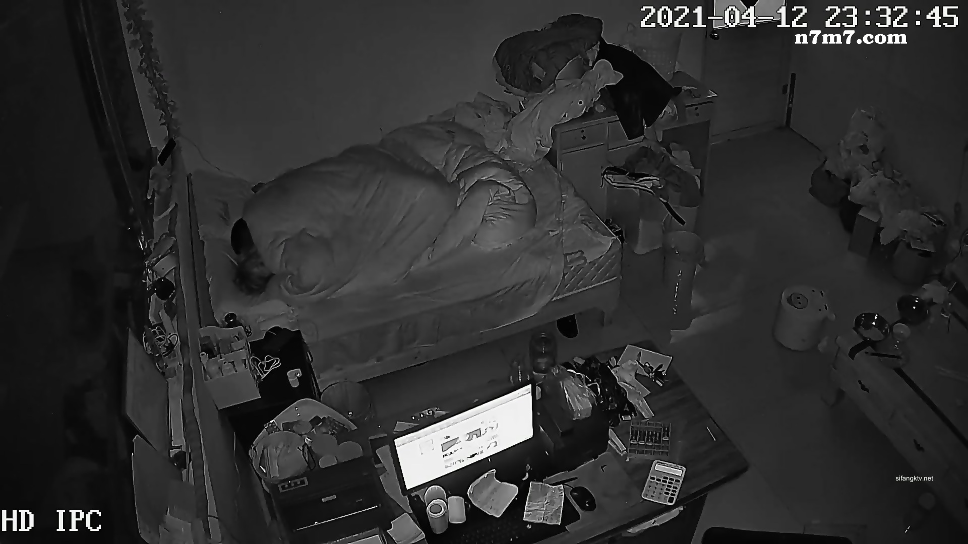 黑客破解家庭网络摄像头偷拍中年大叔和30如狼40如虎的媳妇晚上过夫妻性生活 Eporner