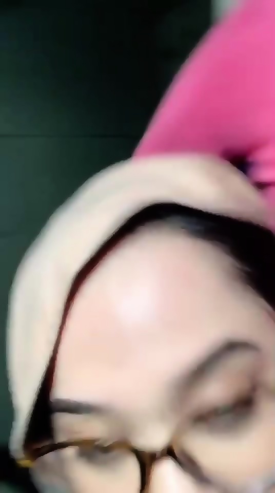 Hijab Girl Playing With Her Tits - EPORNER