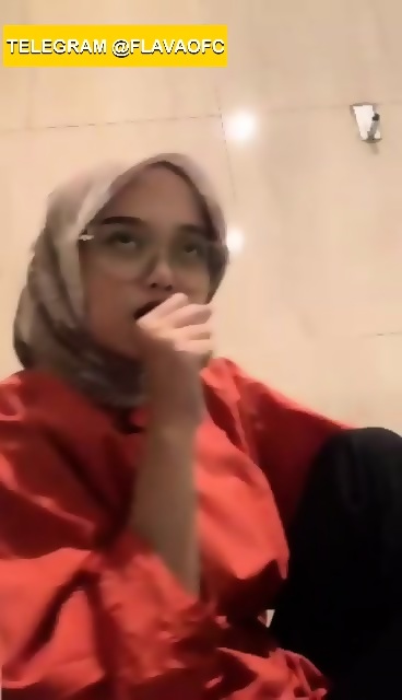 Hijab Girl Playing With Her Tits In Public Toilet - EPORNER