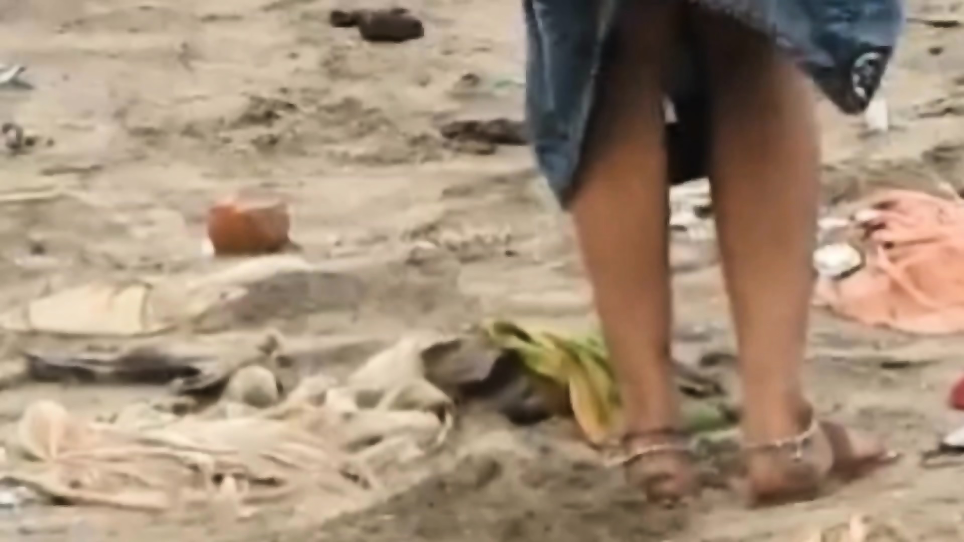 Indian Desi Very Beautiful Lady Pissing In Public Place - EPORNER