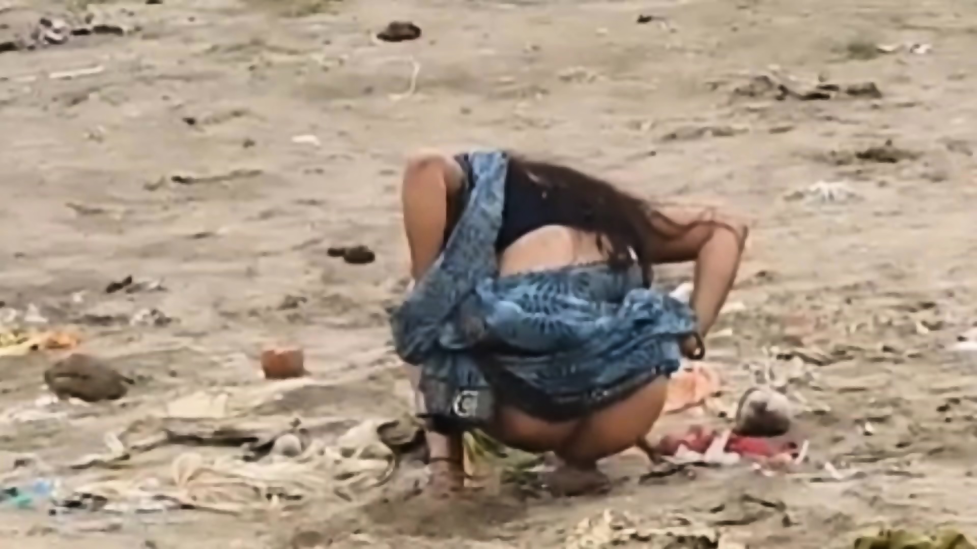 Indian Desi Very Beautiful Lady Pissing In Public Place - EPORNER