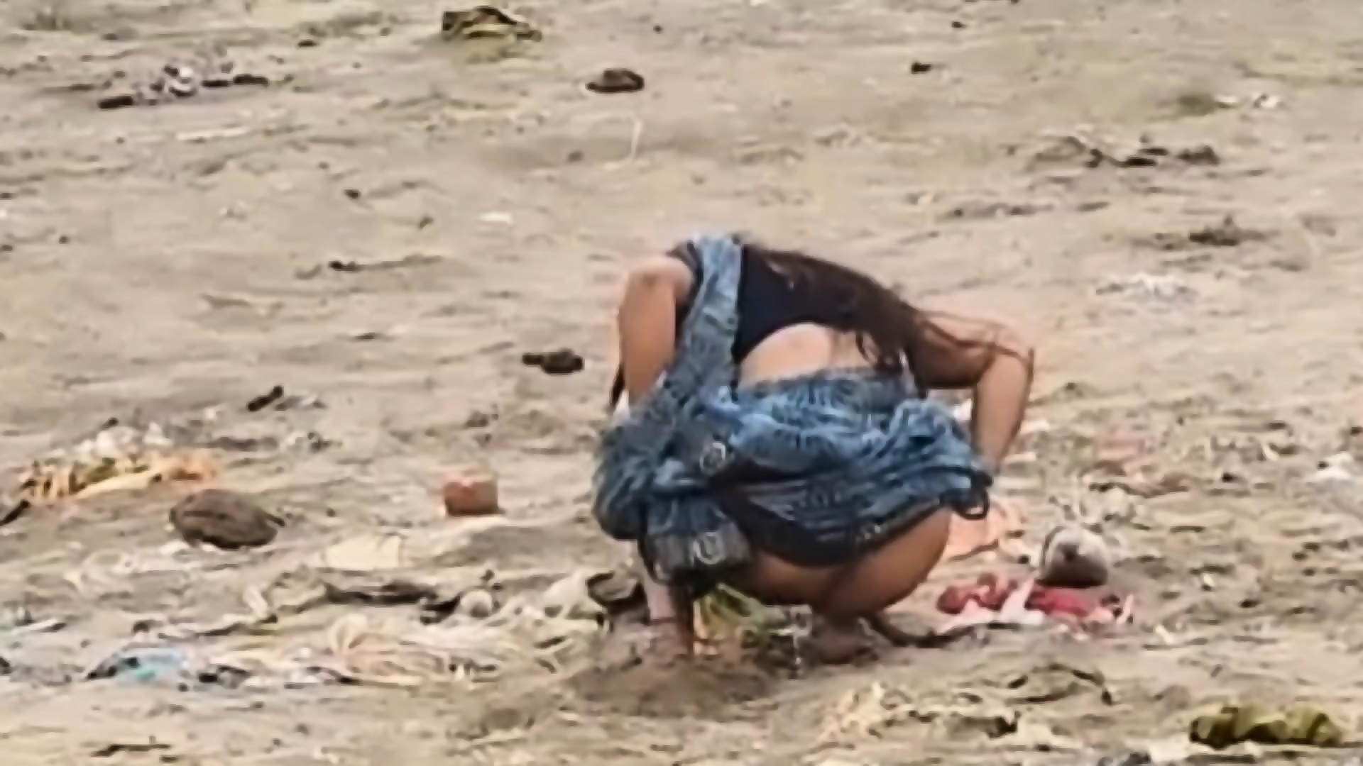 Indian Desi Very Beautiful Lady Pissing In Public Place - EPORNER