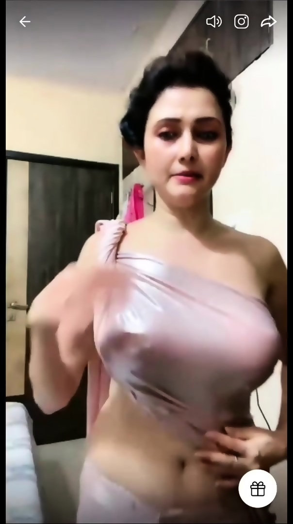 Revealing Outfit - EPORNER