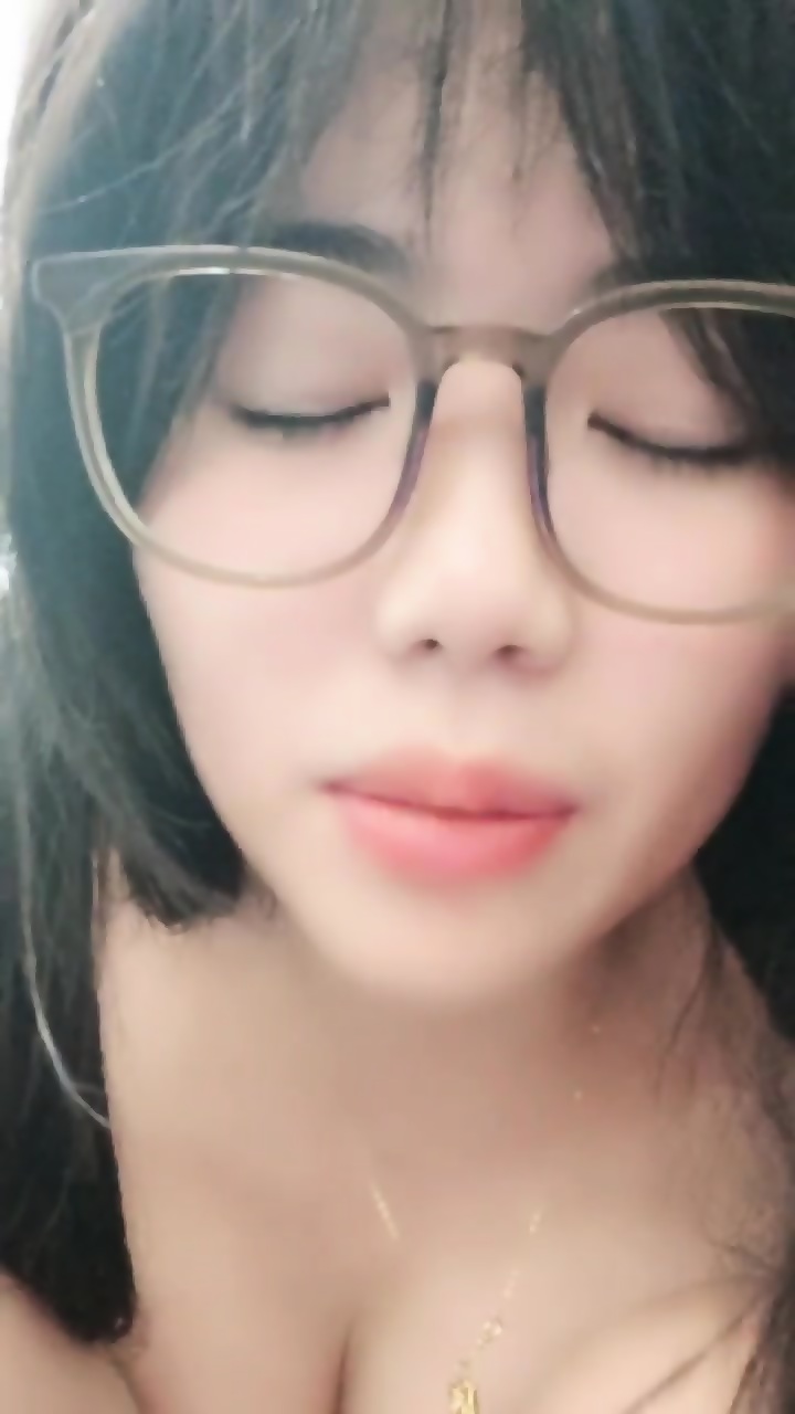 【少萝小甜甜】高颜值眼镜学生妹!脱光光发育的真不错!1 Eporner