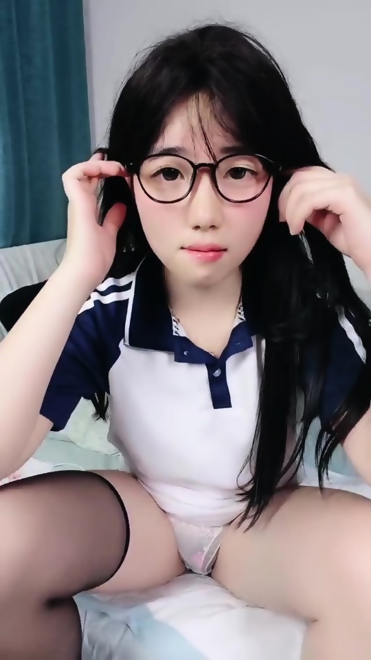 【少萝小甜】可爱眼镜妹颜值高身材好!自慰表情享受! 5 Eporner