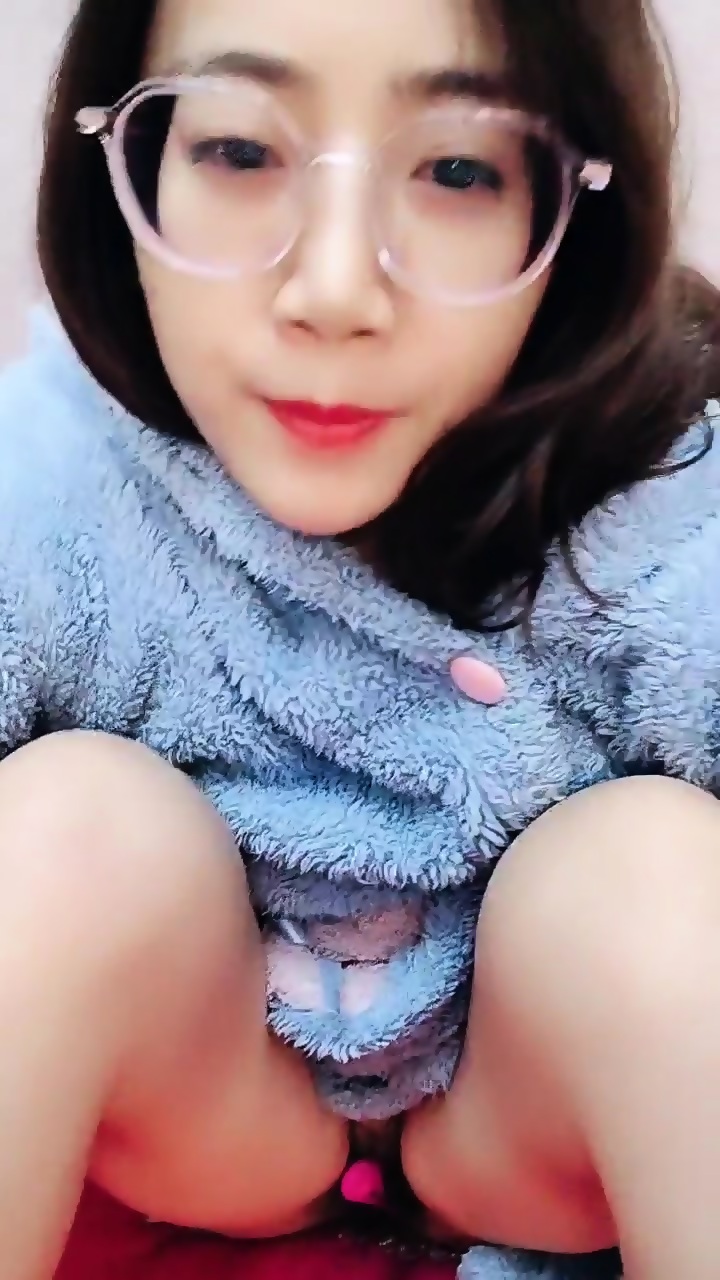 【小狐狸】太骚了兄弟们极欲眼镜妹捆绑自慰潮喷狂撸4 Eporner