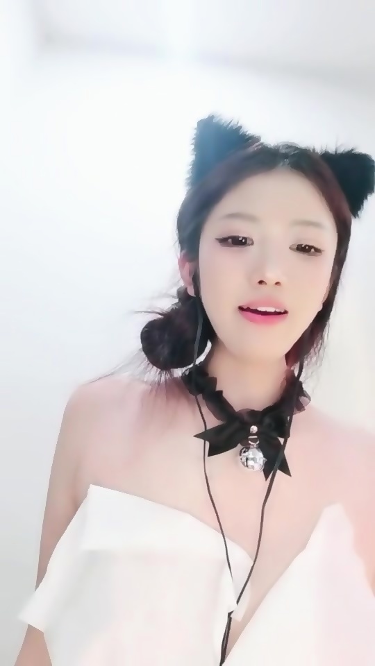 【乔妹妹】大长腿校花女神 骚舞诱惑一字马扣穴道具自慰 Eporner