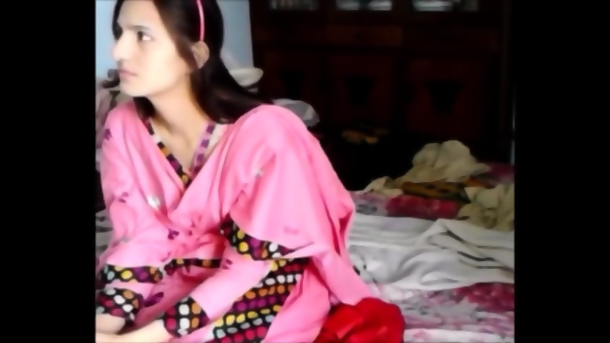 HInDI Desi Girl Gives Blowjob - EPORNER