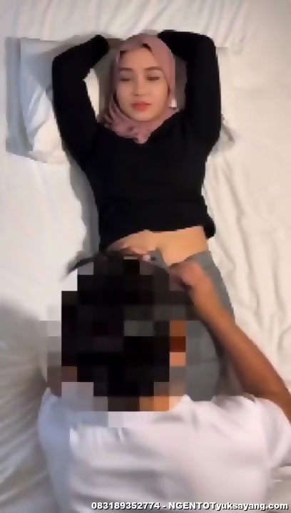 Bokep Indo - Service PEPEK Wanita Hijab Berperawakan Lacur - Hubungi 083189352774 - EPORNER