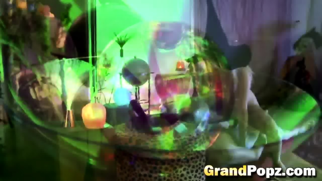 Psychic Seduces Mature Dude Into Having Some Magic Sex Eporner