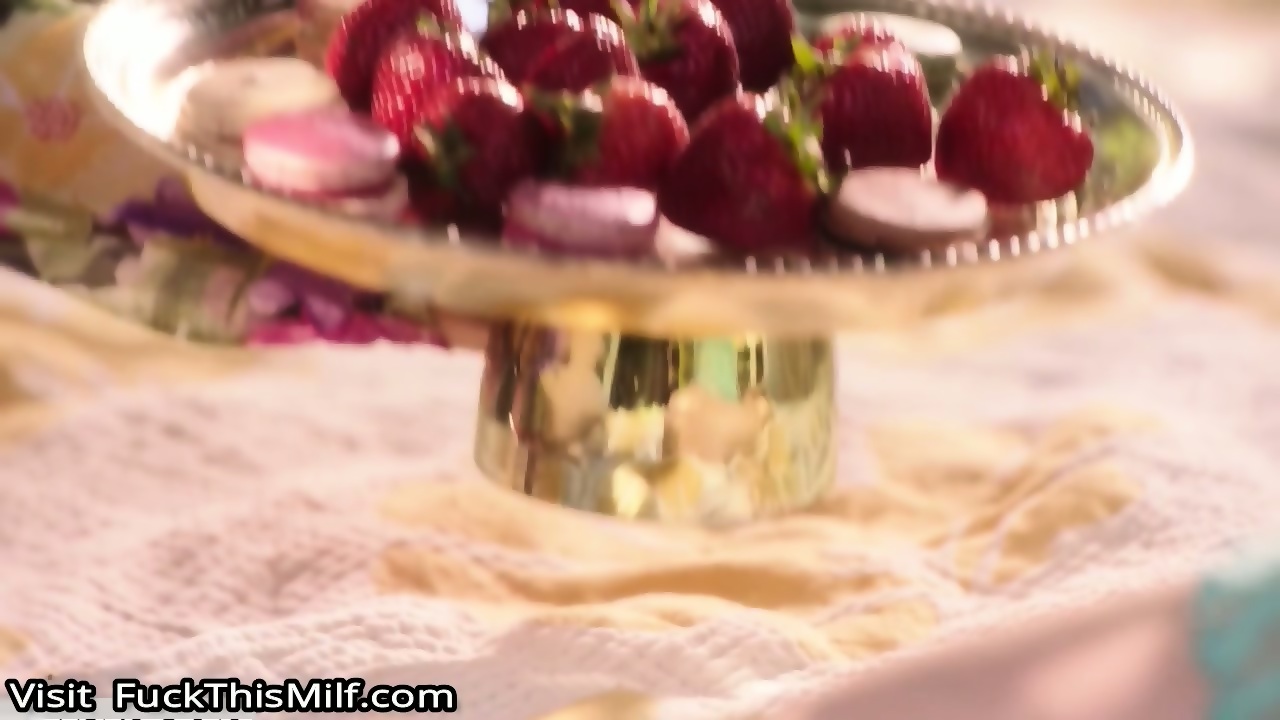 Naughty College Girl Molly Seduces Older Man - EPORNER