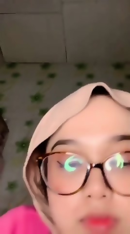 Hijab Girl Playing With Her Tits - EPORNER