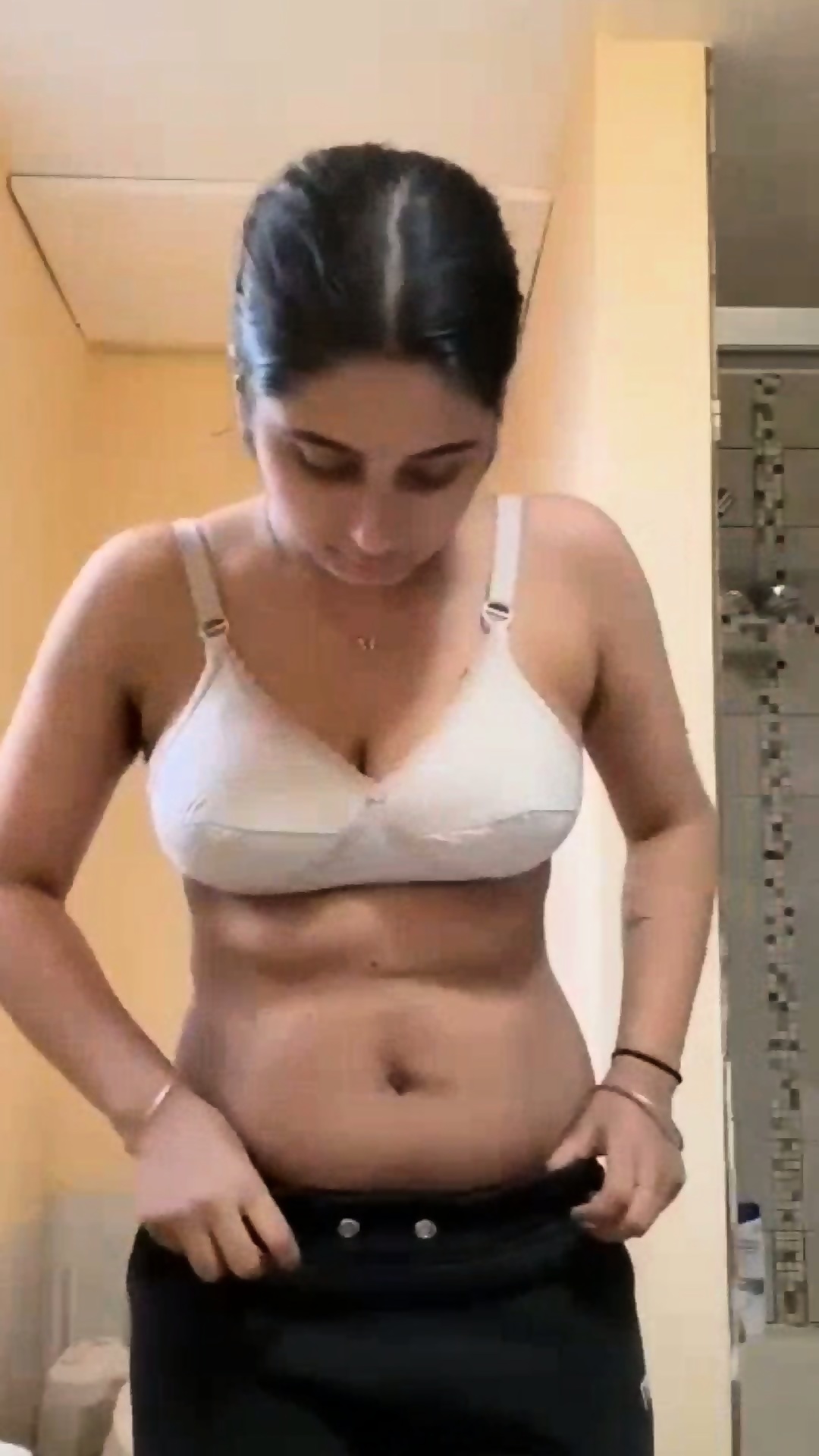 Chica India Punjabana Con Curvas Se Desnuda Y Hace Una Mamada - EPORNER