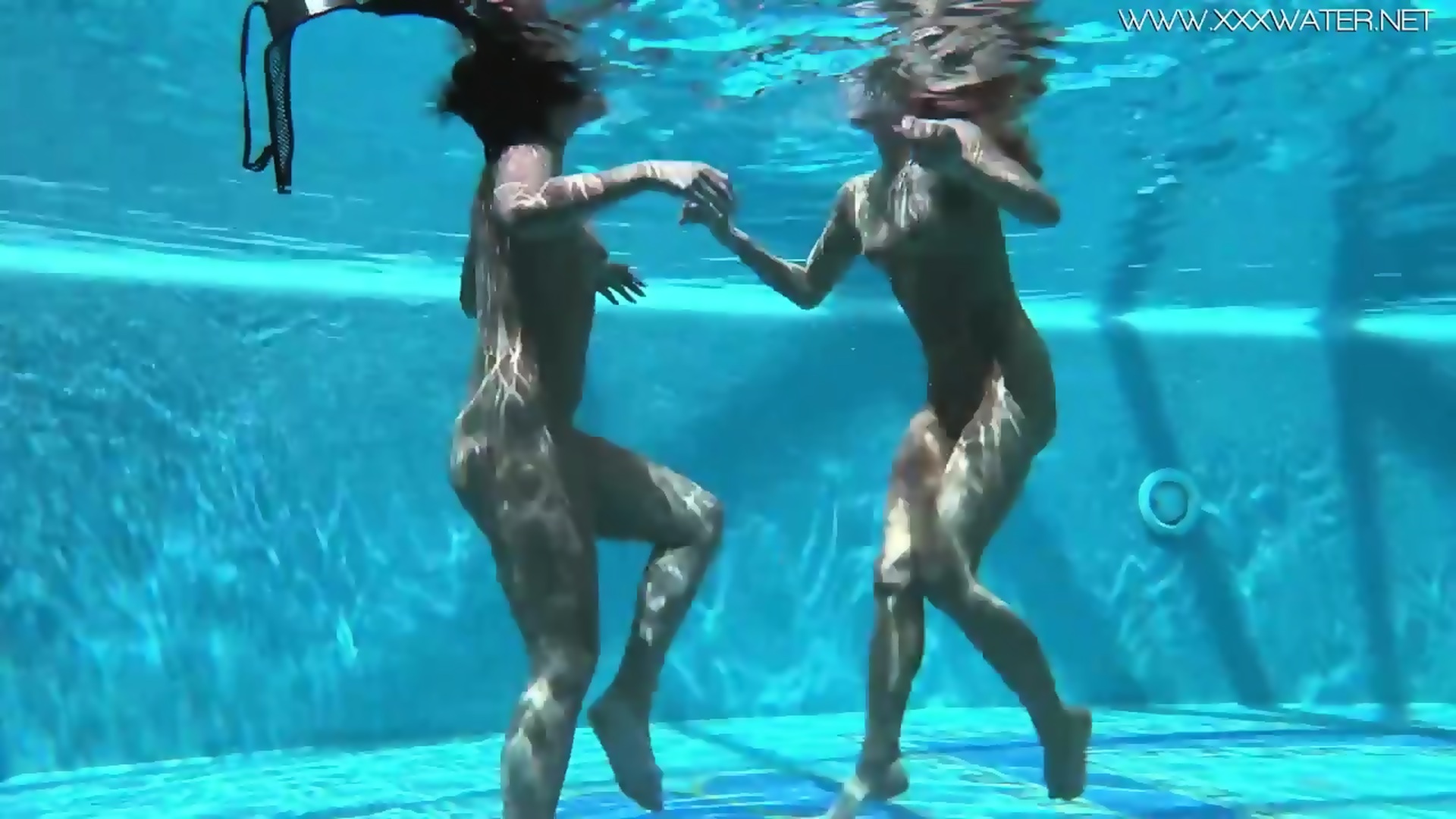Jessica And Lindsay Naked Swimming In The Pool Eporner