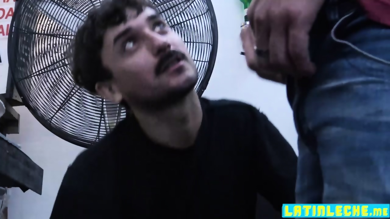 Dodgy Bar Client Blows The Bartender In The Toilet Eporner