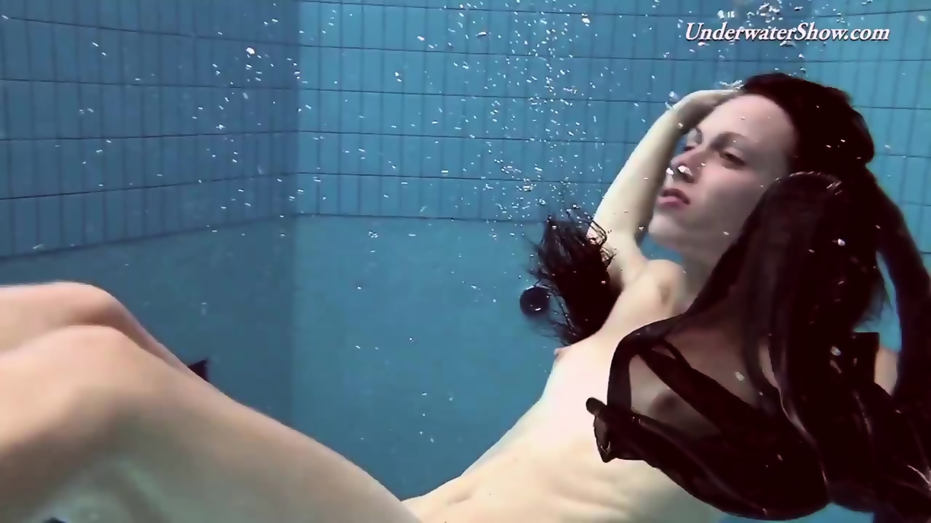 Underwater Babe Liza Rachinska Swims Naked Eporner