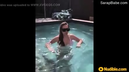 Wetlook In Swimming Pool - EPORNER