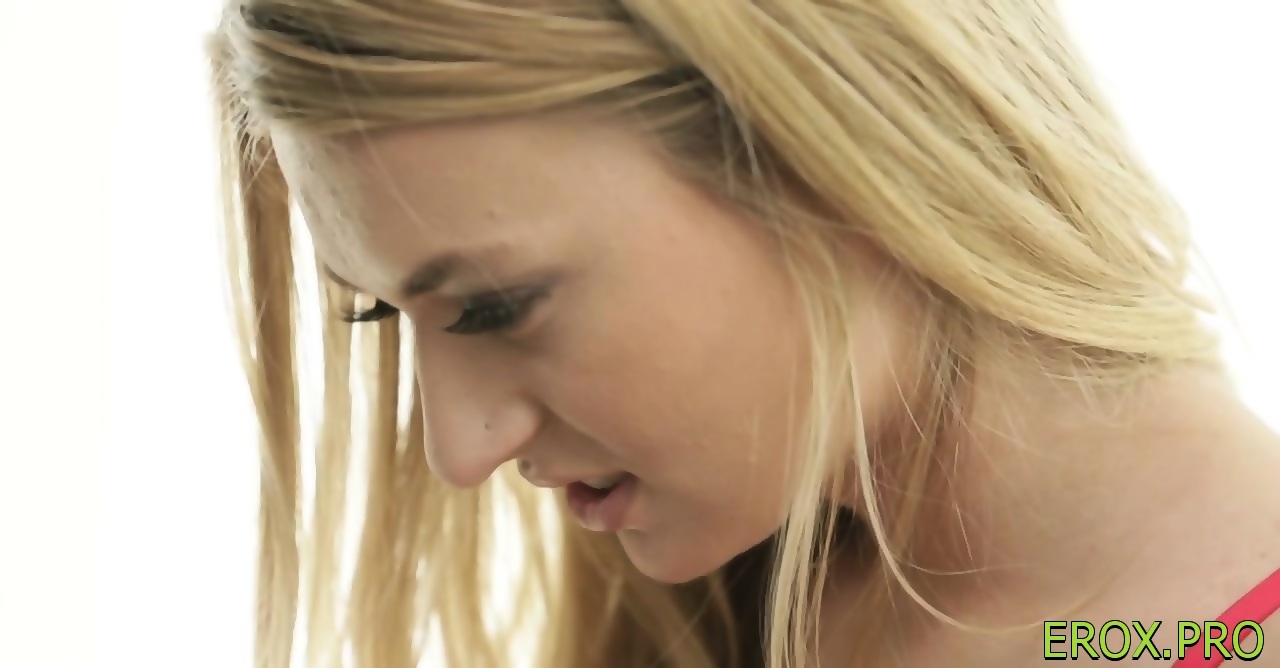 Playful Natalia Starr Bounces On Fat Python Eporner