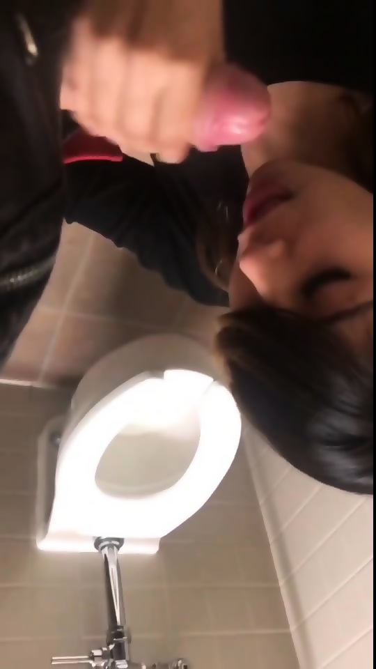 Il Gicle Dans La Bouche De Sa Meuf Dans Les Chiottes Du Lycée Eporner