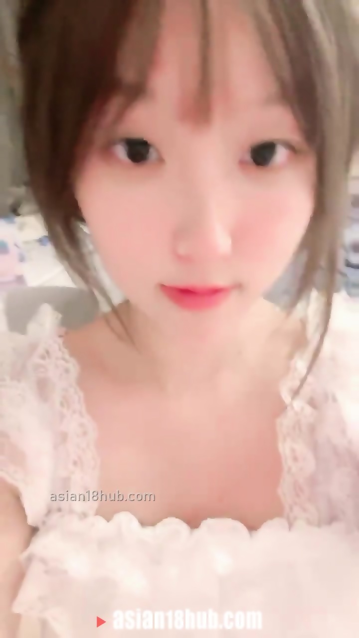 Chinese Live Girl 超甜美少女说话嗲嗲卡哇伊内衣白嫩美乳内裤脱到膝盖看穴 Eporner