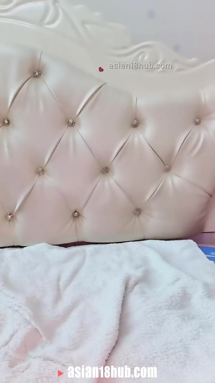 Chinese Live Girl 颜值很高的小女人镜头前直播大秀被狼友调教听指挥脱光 Eporner