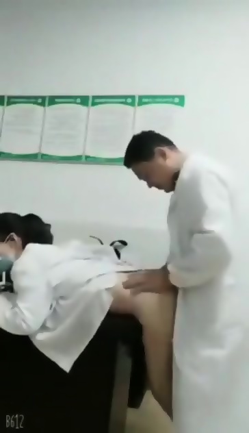 Dokter Praktek Di Meja Eporner