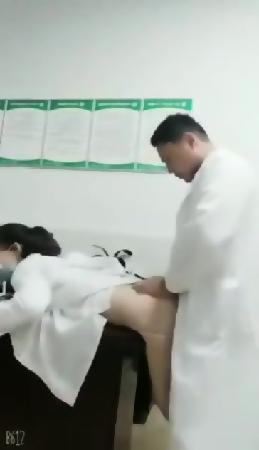 Dokter Praktek Di Meja Eporner 