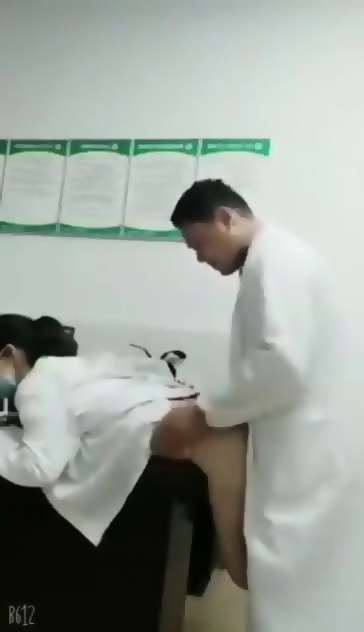 Dokter Praktek Di Meja Eporner