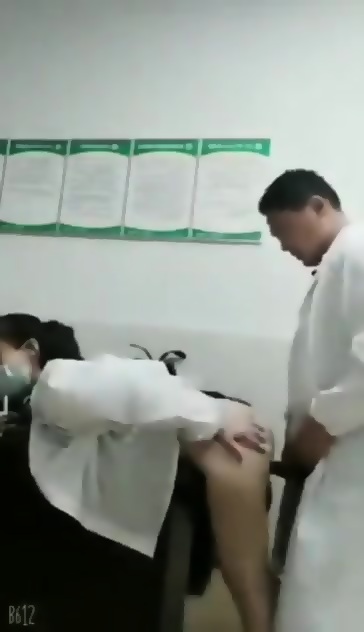 Dokter Praktek Di Meja Eporner