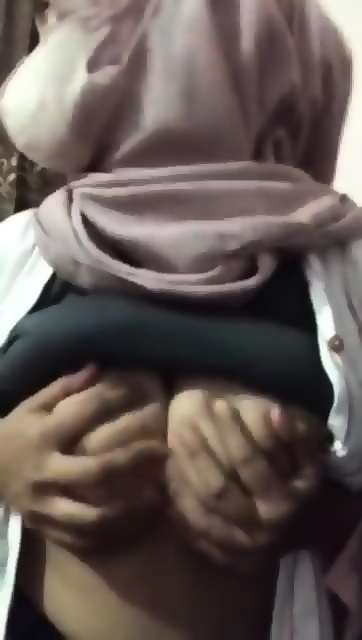 Zila Hijab Playing With His Tits - EPORNER