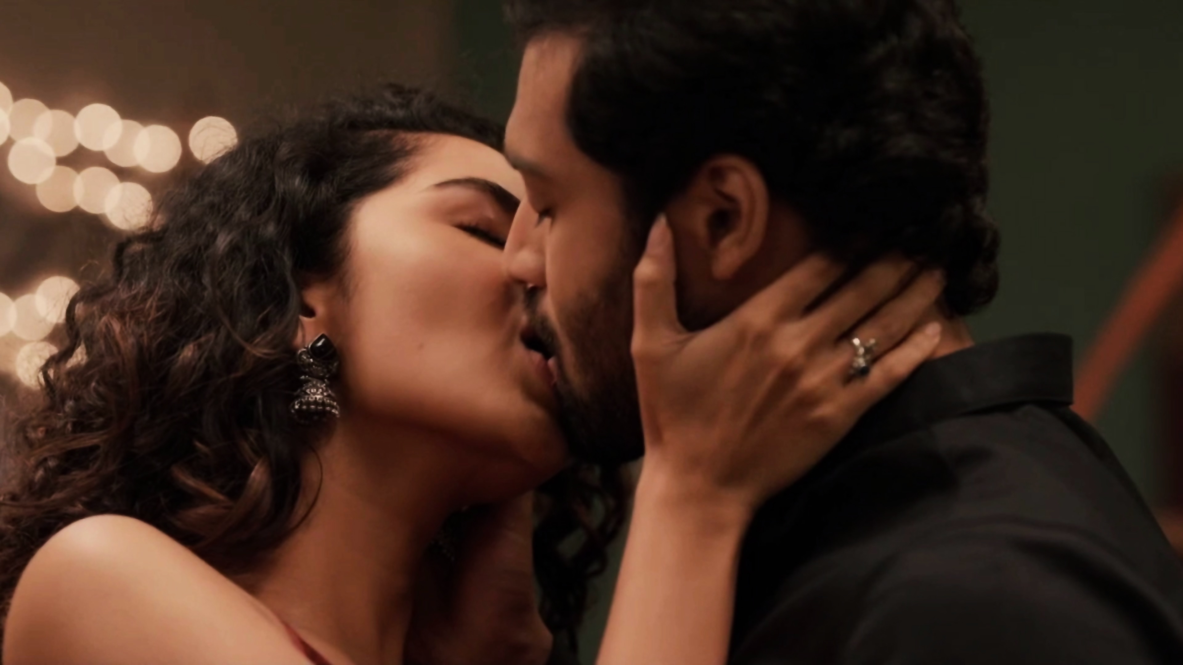 Indian Actress Anupama Parameswaran Hot Kissing And Bed Scenes Hd Eporner