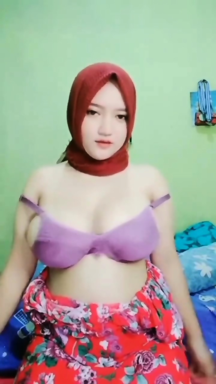 Red Hijab Muslim Woman Eporner