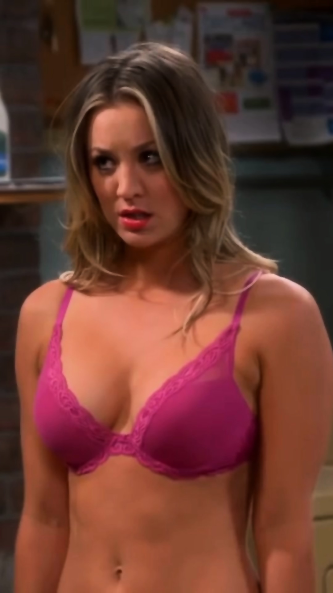 Marlboroqueensex Kaley Cuoco Biustonosz Różowy Eporner