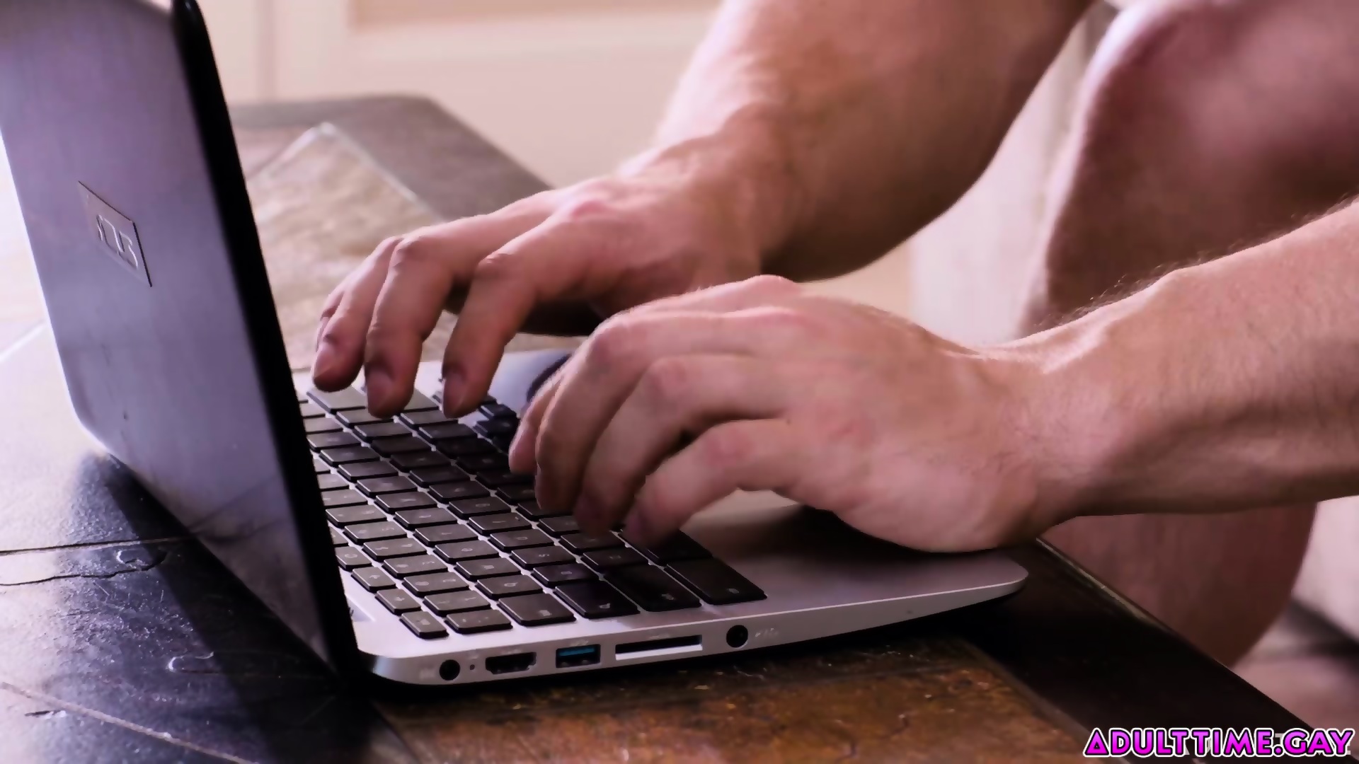 OMFG! See What Happens When Two STRAIGHT Guys Jerk Off Together! - EPORNER