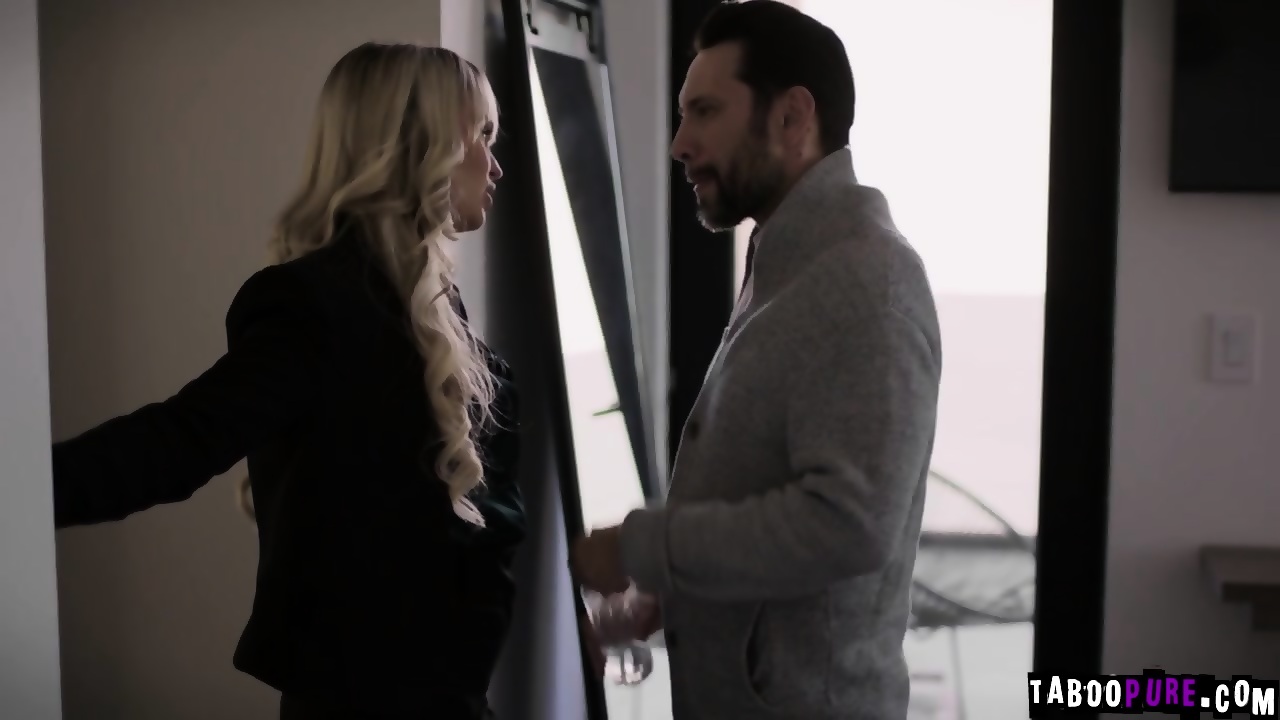 Real Estate Agent Lilly Bell Had An Energetic Sex Eporner