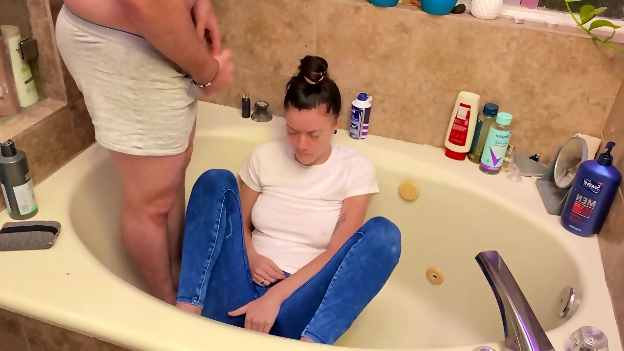 Peachypoppy - Unplanned Golden Shower - EPORNER